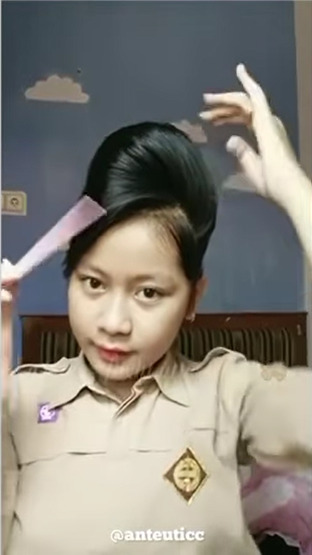 Siswi Berseragam Pramuka Ini Tata Rambut Cepol Pramugari, Jambulnya Dikomen Terlalu Tinggi - Kwikku