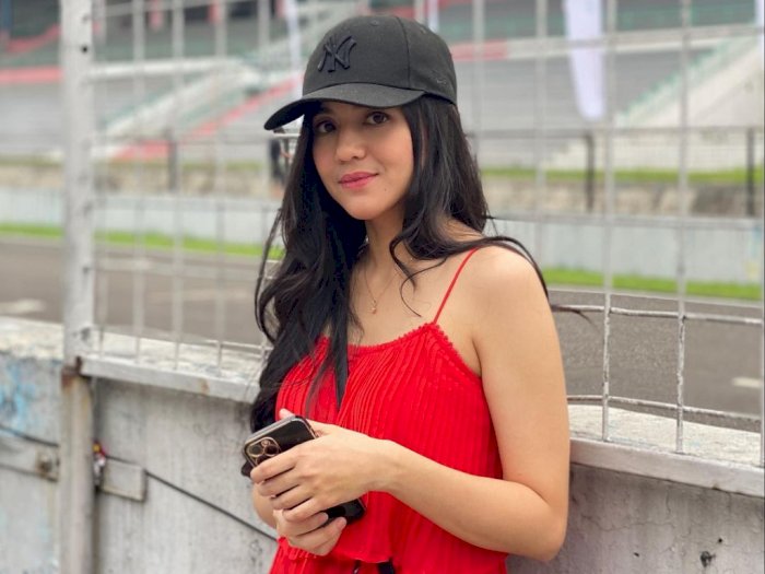 DJ Una Merah Membara Pose di Sirkuit, Kece Badai Vibesnya bak Gadis 20 Tahun - Kwikku