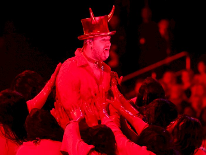 Sam Smith Jadi Sorotan saat Tampilkan Ritual Pemanggilan Setan di ...