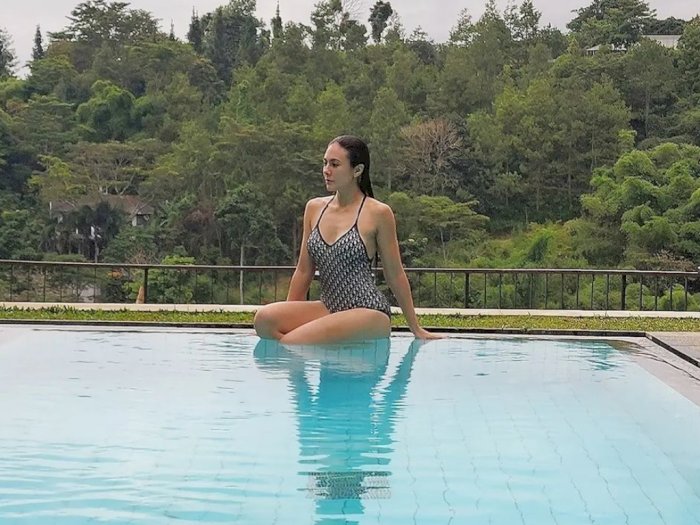 Wulan Guritno Berenang Cuaca Mendung, Yakin Salfok Sama Swimsuit Dior? - Kwikku