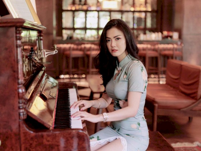 Potret Seksi Nita Gunawan Pakai Cheongsam Jelang Imlek, Netizen: Please Jangan Dizoom! - Kwikku