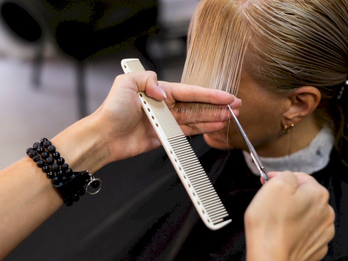 5 Tips Potong Rambut di Rumah: Gampang Banget! - Kwikku