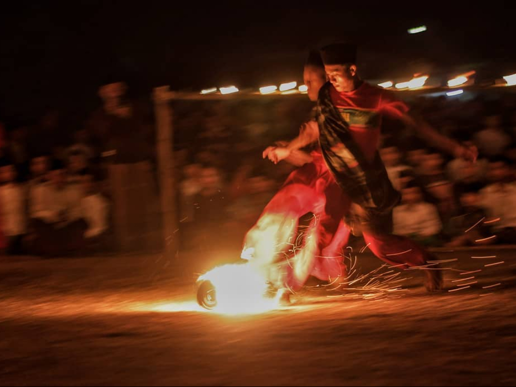 Sepak Bola Api, Permainan Unik Kegemaran Para Santri - Kwikku