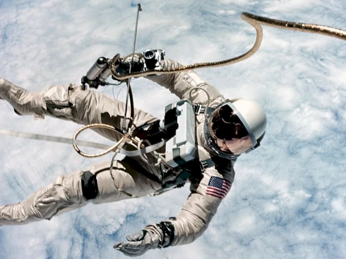 Video Langka Astronot Kesulitan Berjalan di Bulan, Ternyata Harus Jatuh ...