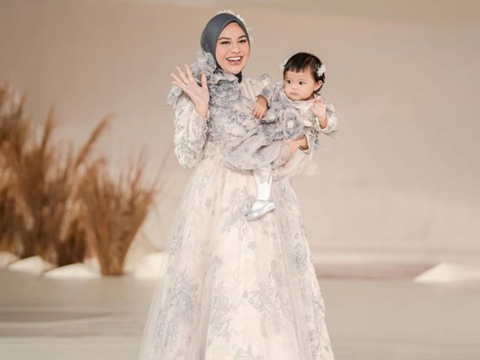 Gemasnya Ameena Ikut Fashion Show Busana Muslim Bareng Mama Aurel ...