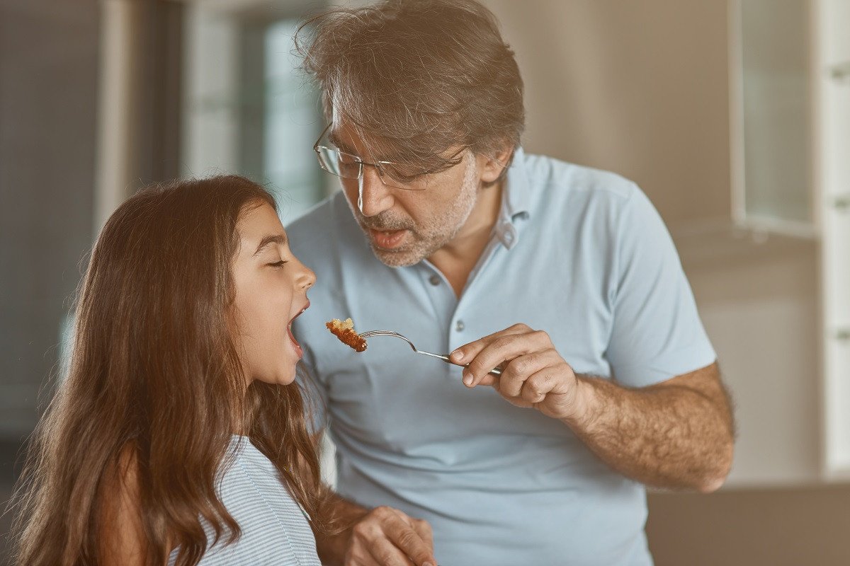 Orang Tua Masih Menyuapi Makan Anak Usia Sekolah, 3 Efek Buruknya - Kwikku